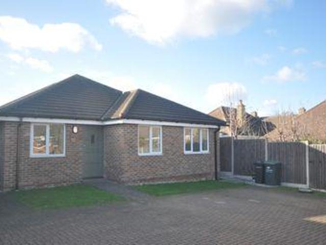 4 Bedrooms Bungalow for rent in Gouge Avenue, Northfleet, Gravesend DA11