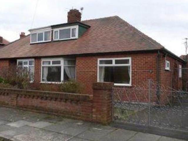 4 Bedrooms Bungalow for sale in Dovedale Avenue, Blackpool, Lancashire. FY3