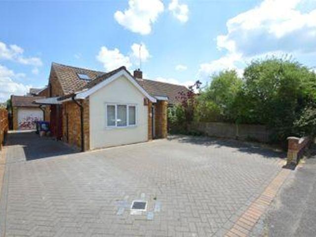 4 Bedrooms Detached bungalow for rent in Brunel Road, Maidenhead, Berkshire SL6