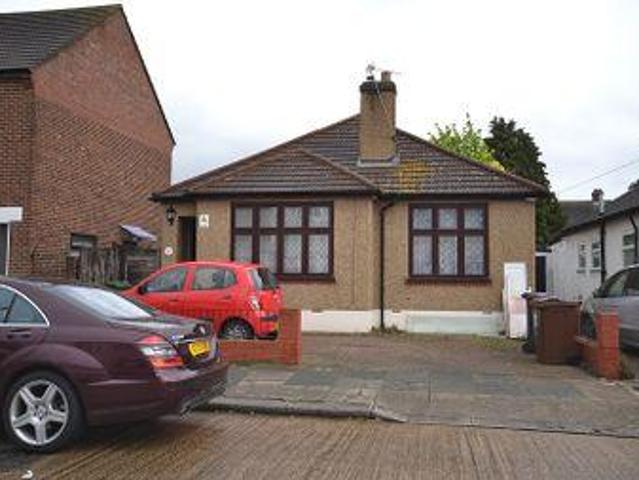 4 Bedrooms Detached bungalow for rent in Gordon Road, Romford RM6