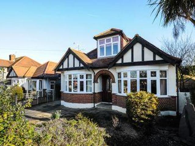 4 Bedrooms Detached bungalow for rent in Grand Avenue, Surbiton KT5