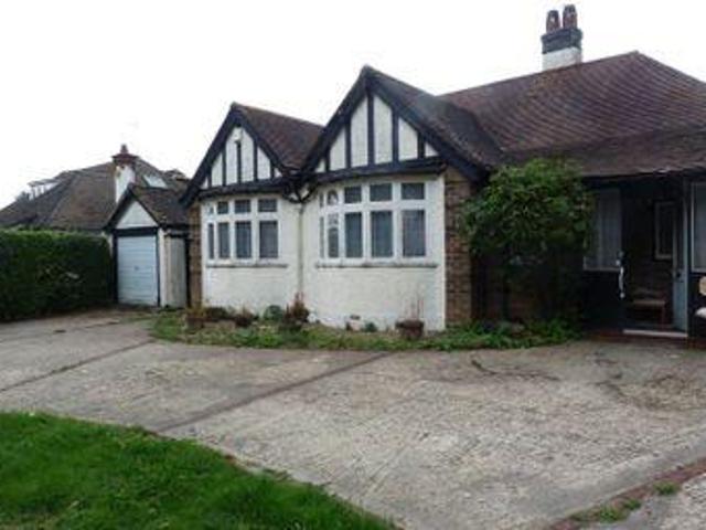 4 Bedrooms Detached bungalow for rent in Pampisford Road, South Croydon CR2