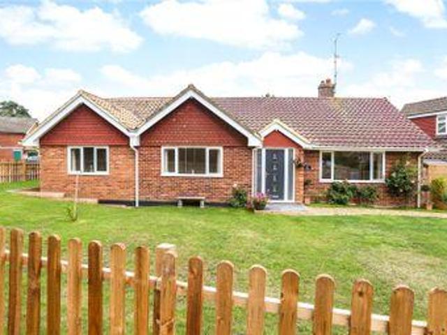 4 Bedrooms Detached bungalow for sale in Burnside, Fleet GU51