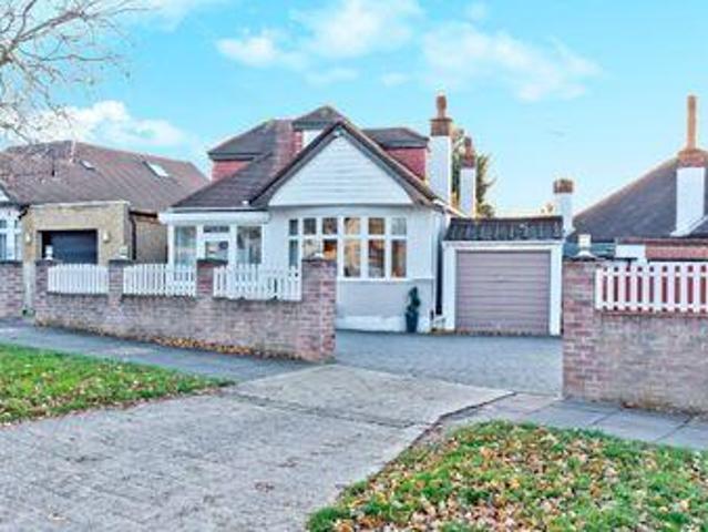 4 Bedrooms Detached bungalow for sale in Grand Avenue, Berrylands, Surbiton KT5