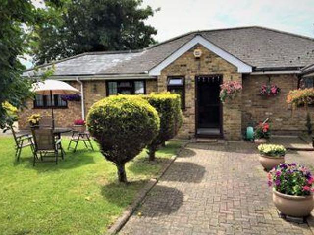 4 Bedrooms Detached bungalow for sale in Hyde Way, Hayes UB3
