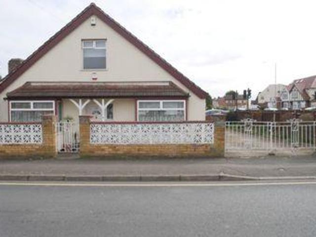 4 Bedrooms Detached bungalow for sale in Harold Avenue, Hayes UB3