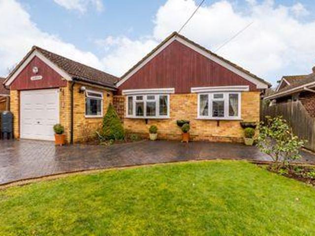 4 Bedrooms Detached bungalow for sale in Hazel Road, Aldershot GU12
