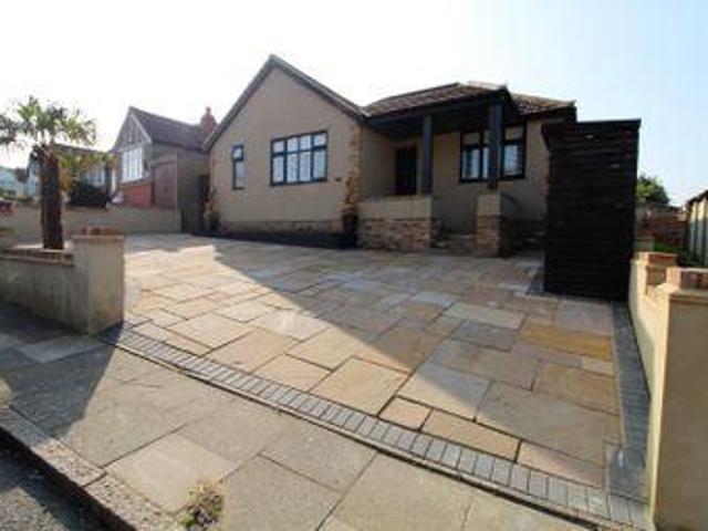 4 Bedrooms Detached bungalow for sale in Highfield Avenue, Erith DA8