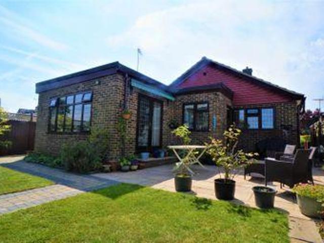 4 Bedrooms Detached bungalow for sale in Ladyclose Avenue, Cliffe Woods, Rochester ME3