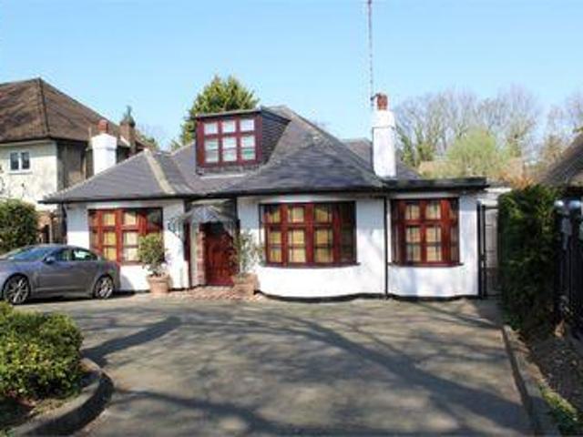 4 Bedrooms Detached bungalow for sale in Park Avenue, Bush Hill Park, Enfield EN1