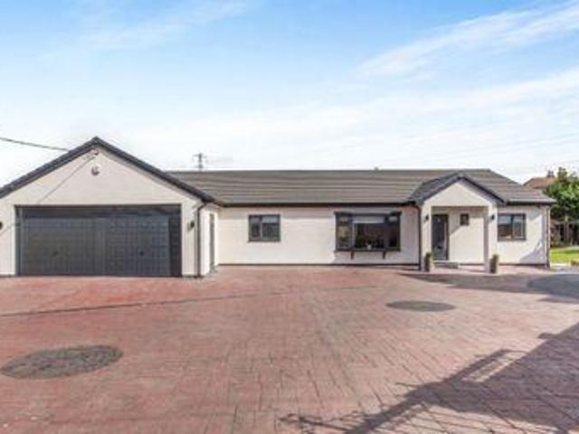 4 Bedrooms Detached bungalow for sale in Potovens Lane, Lofthouse, Wakefield WF3