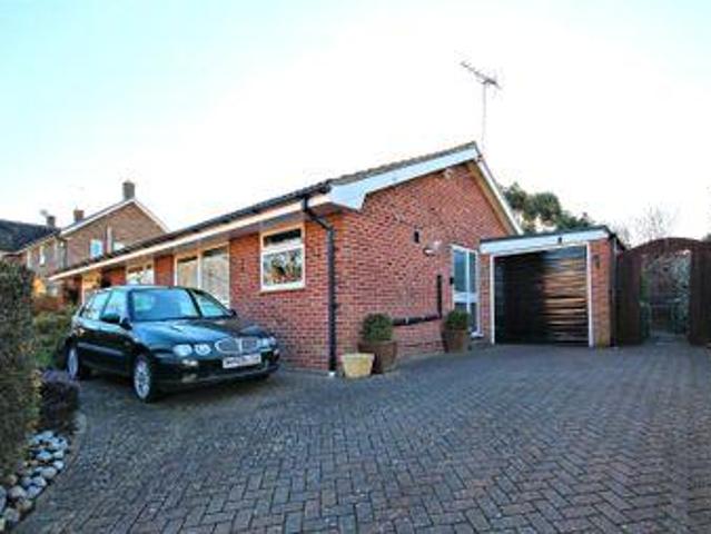 4 Bedrooms Detached bungalow for sale in Woking, Surrey GU22