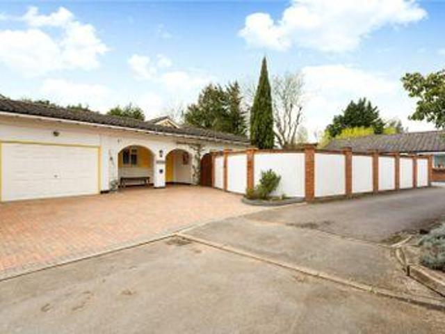 4 Bedrooms Detached bungalow for sale in Woodland Avenue, Windsor, Berkshire SL4