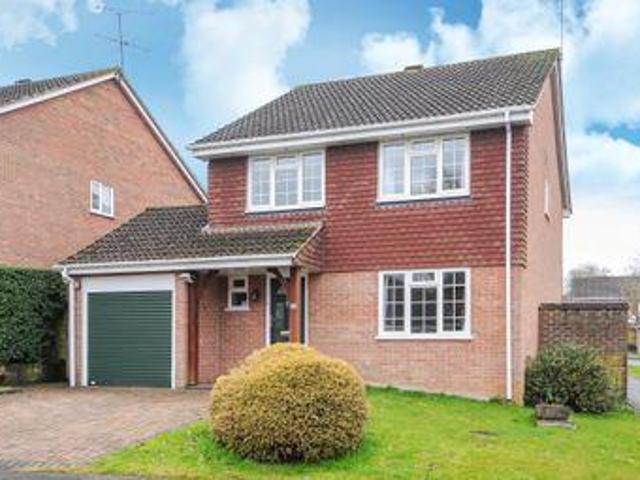 4 Bedrooms Detached house for rent in Oaktree Drive, Hook RG27