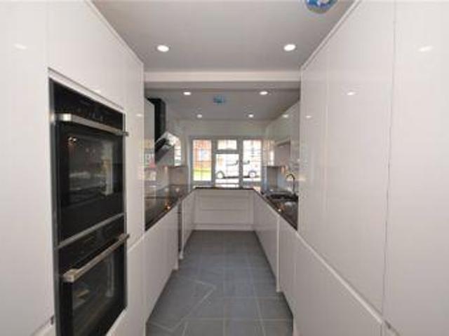 4 Bedrooms Detached house for rent in Oakview Gardens, London N2