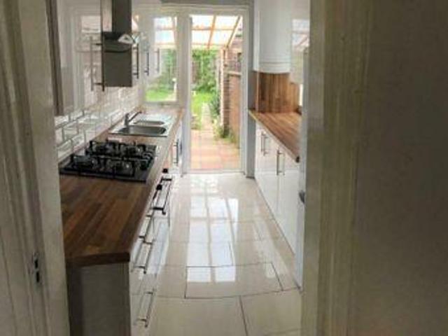 4 Bedrooms Detached house for rent in Ballards Road, Dagenham RM10