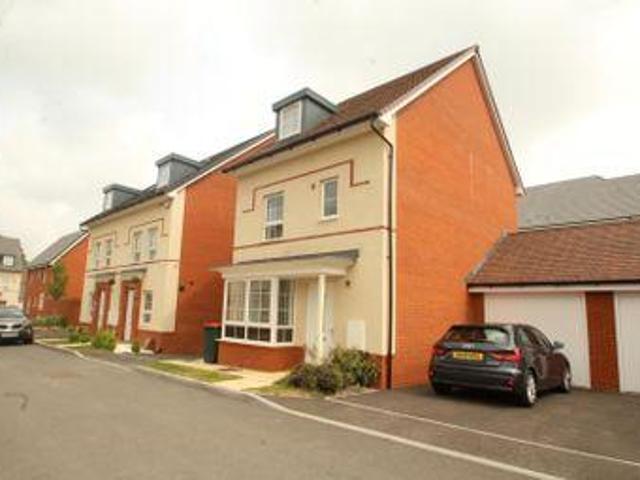 4 Bedrooms Detached house for rent in Bedivere Road, Crawley RH11