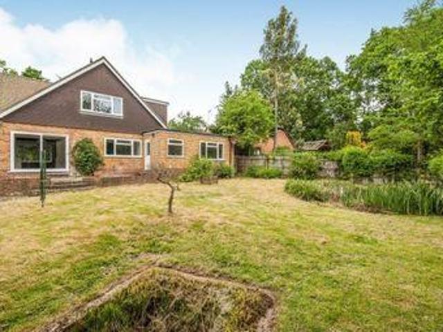 4 Bedrooms Detached house for rent in Berry Lane, Guildford GU3