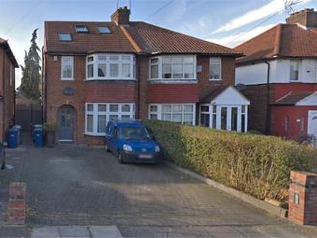 4 Bedrooms Detached house for rent in Cumbrian Gardens, London NW2