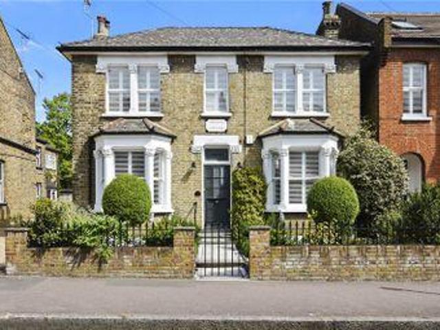 4 Bedrooms Detached house for rent in Clarendon Road, London E18