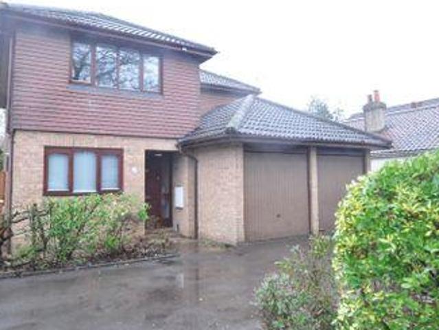 4 Bedrooms Detached house for rent in Fleet Road, Farnborough GU14