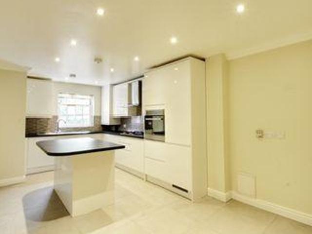4 Bedrooms Detached house for rent in Lewis Close, Southgate N14