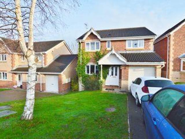 4 Bedrooms Detached house for rent in Shelley Crescent, Oulton, Leeds, West Yorkshire LS26