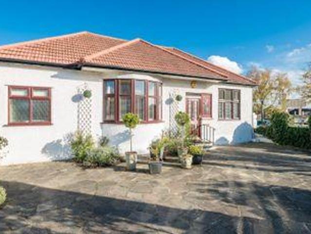 4 Bedrooms Detached house for rent in South View Drive, London E18