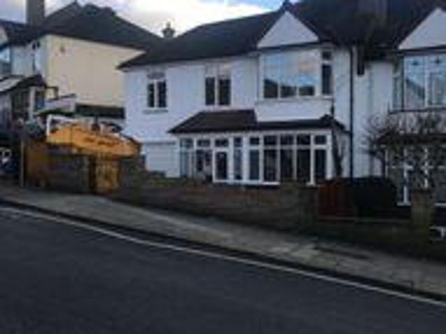 4 Bedrooms Detached house for rent in Valleyfield Road, Steatham SW16