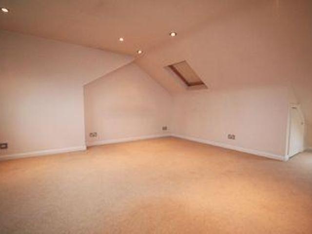 4 Bedrooms Detached house for rent in Warren Drive North, Tolworth, Surbiton KT5