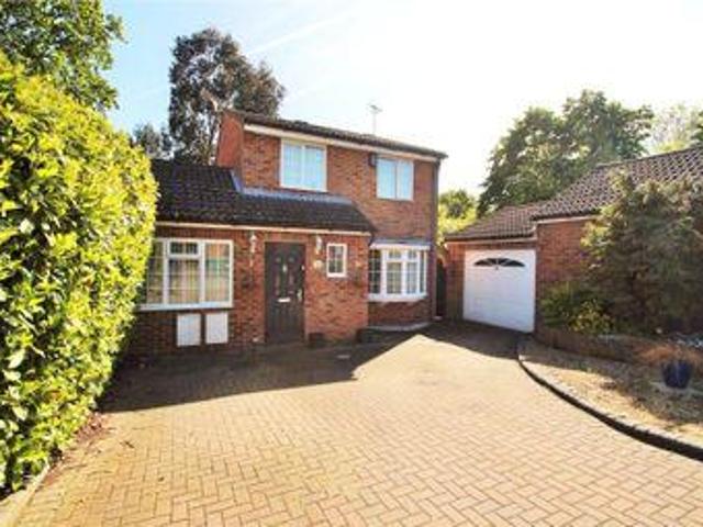4 Bedrooms Detached house for sale in Mulberry Close, Owlsmoor, Sandhurst, Berkshire GU47