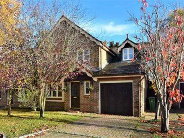 4 Bedrooms Detached house for sale in Mallards Way, Lightwater, Surrey GU18
