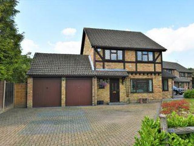 4 Bedrooms Detached house for sale in Marjoram Close, Farnborough GU14