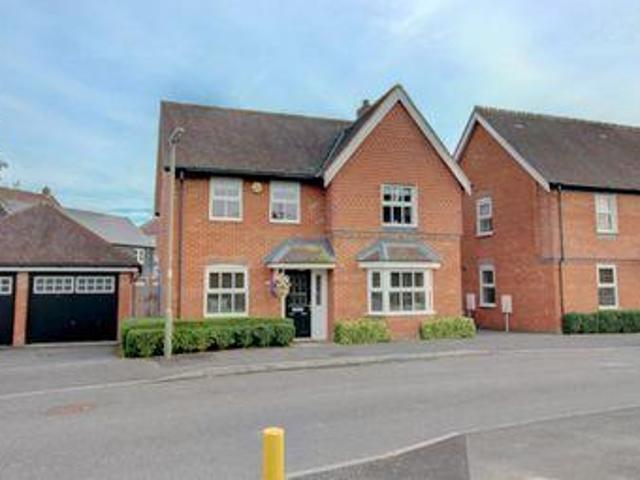 4 Bedrooms Detached house for sale in Meadow Way, Horley RH6