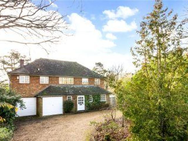 4 Bedrooms Detached house for sale in Middle Avenue, Great Austins, Farnham, Surrey GU9
