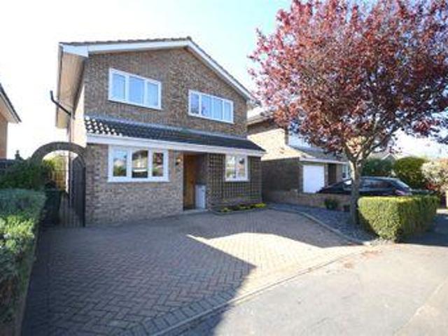 4 Bedrooms Detached house for sale in Newton Way, Tongham, Farnham GU10