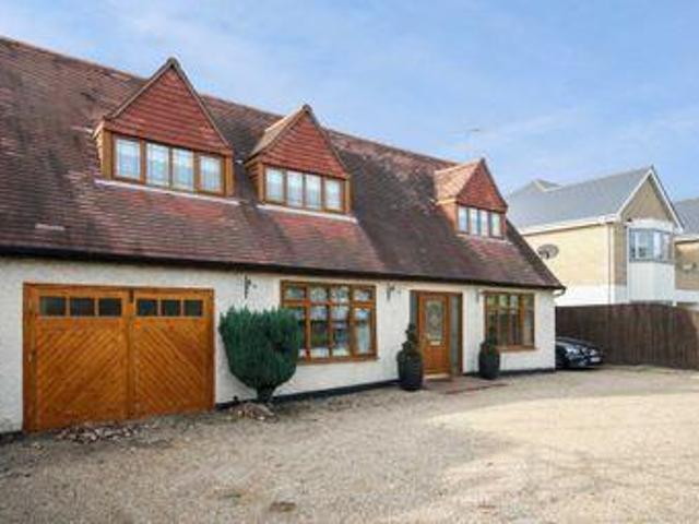 4 Bedrooms Detached house for sale in Noak Hill Road, Basildon SS15