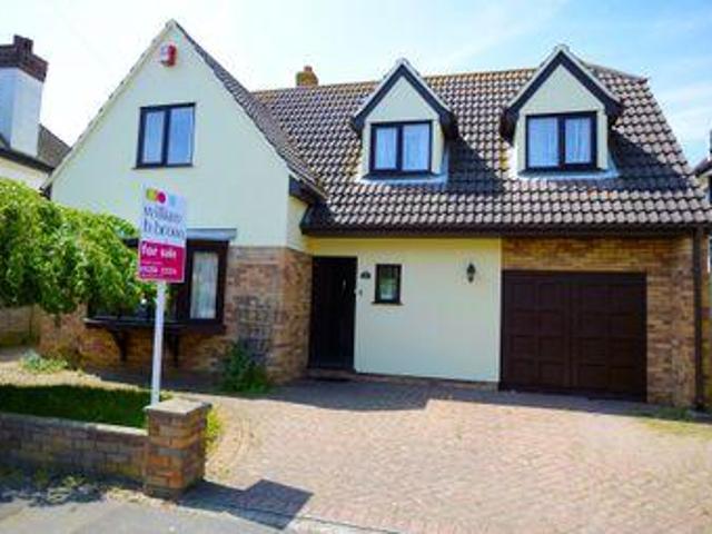 4 Bedrooms Detached house for sale in Avondale Road, Clacton On Sea CO15