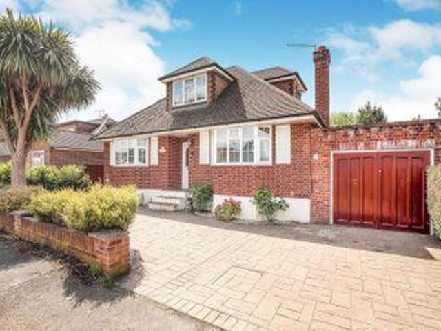 4 Bedrooms Detached house for sale in Ayebridges Avenue, Egham TW20