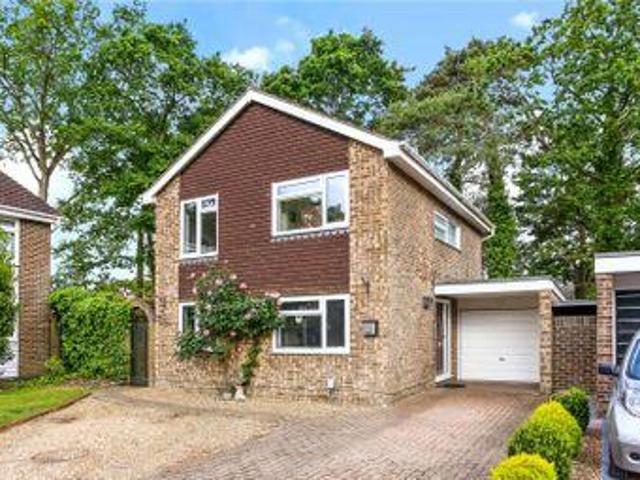 4 Bedrooms Detached house for sale in Adams Drive, Fleet GU51