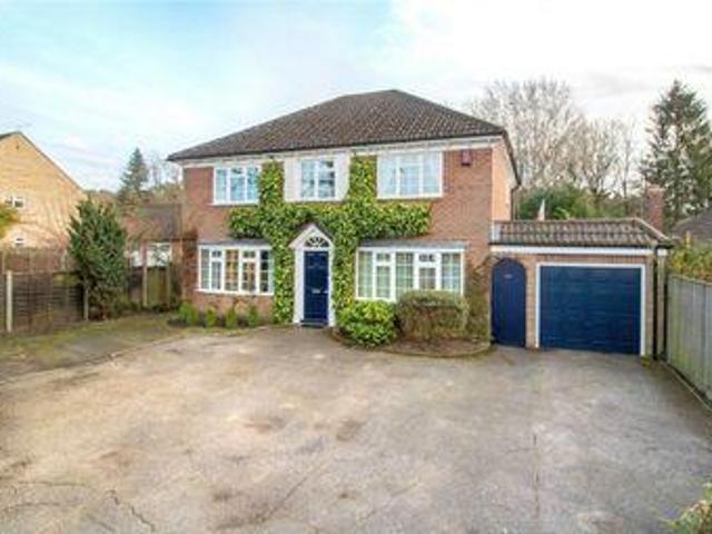 4 Bedrooms Detached house for sale in Aldershot Road, Fleet GU51