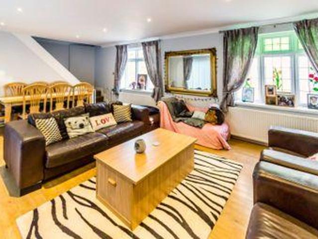 4 Bedrooms Detached house for sale in Alexandra Road, Rainham RM13