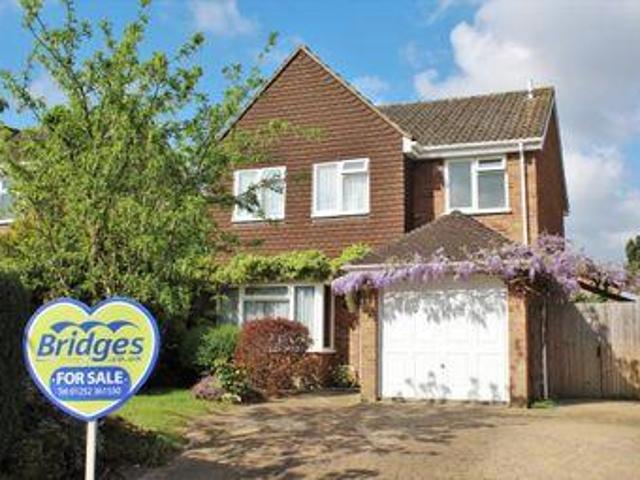 4 Bedrooms Detached house for sale in Badshot Park, Farnham GU9