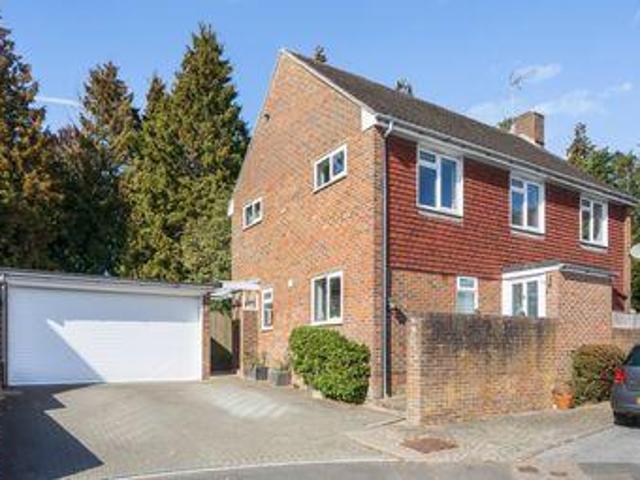 4 Bedrooms Detached house for sale in Beech Hurst Close, Haywards Heath RH16