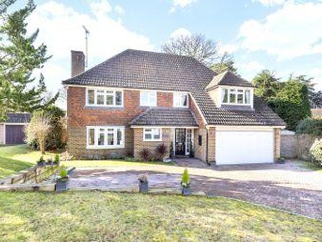 4 Bedrooms Detached house for sale in Brackenhill, Cobham KT11
