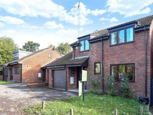 4 Bedrooms Detached house for sale in Cambrian Way, Calcot, Reading, Berkshire RG31