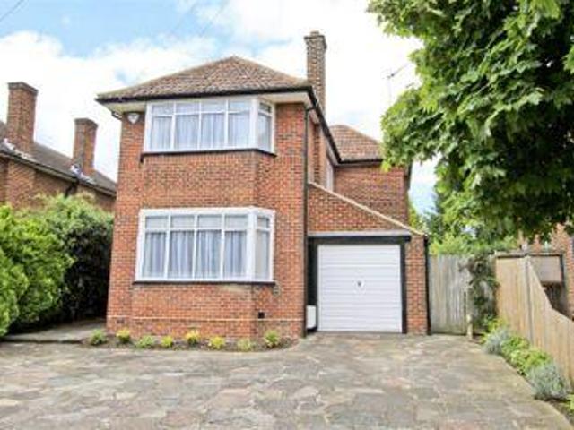 4 Bedrooms Detached house for sale in Cedar Drive, Pinner HA5