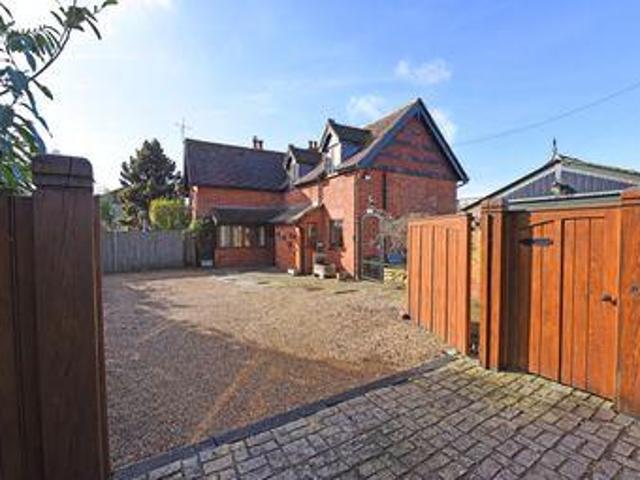 4 Bedrooms Detached house for sale in Chetwode Cottage, London Road, Wokingham RG40