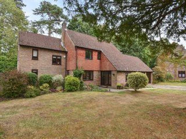 4 Bedrooms Detached house for sale in Clare Mead, Rowledge, Farnham, Surrey GU10