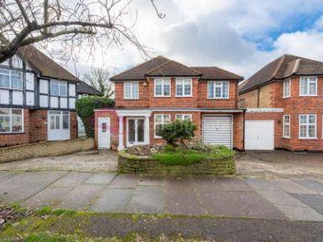 4 Bedrooms Detached house for sale in Cloister Gardens, Edgware HA8